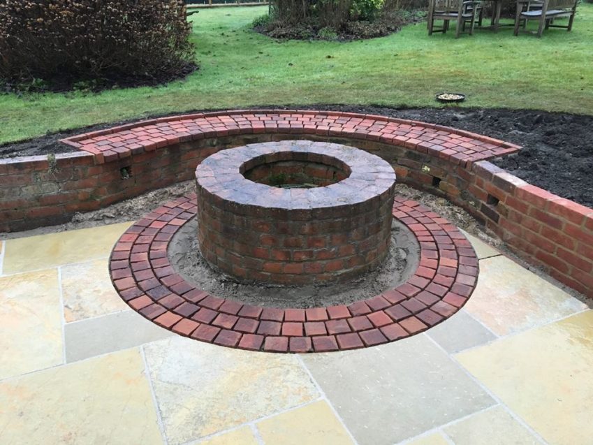 A featured brick seat in a traditional garden - ALDA Landscapes
