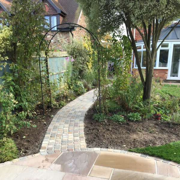 How to add interest to a wide border - ALDA Landscapes