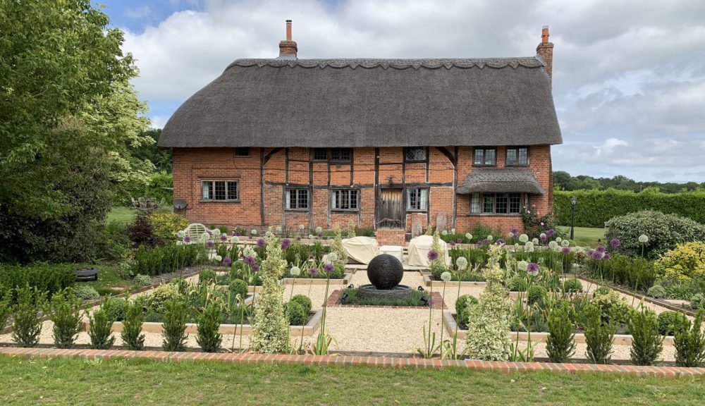 A Large Traditional Courtyard - ALDA Landscapes